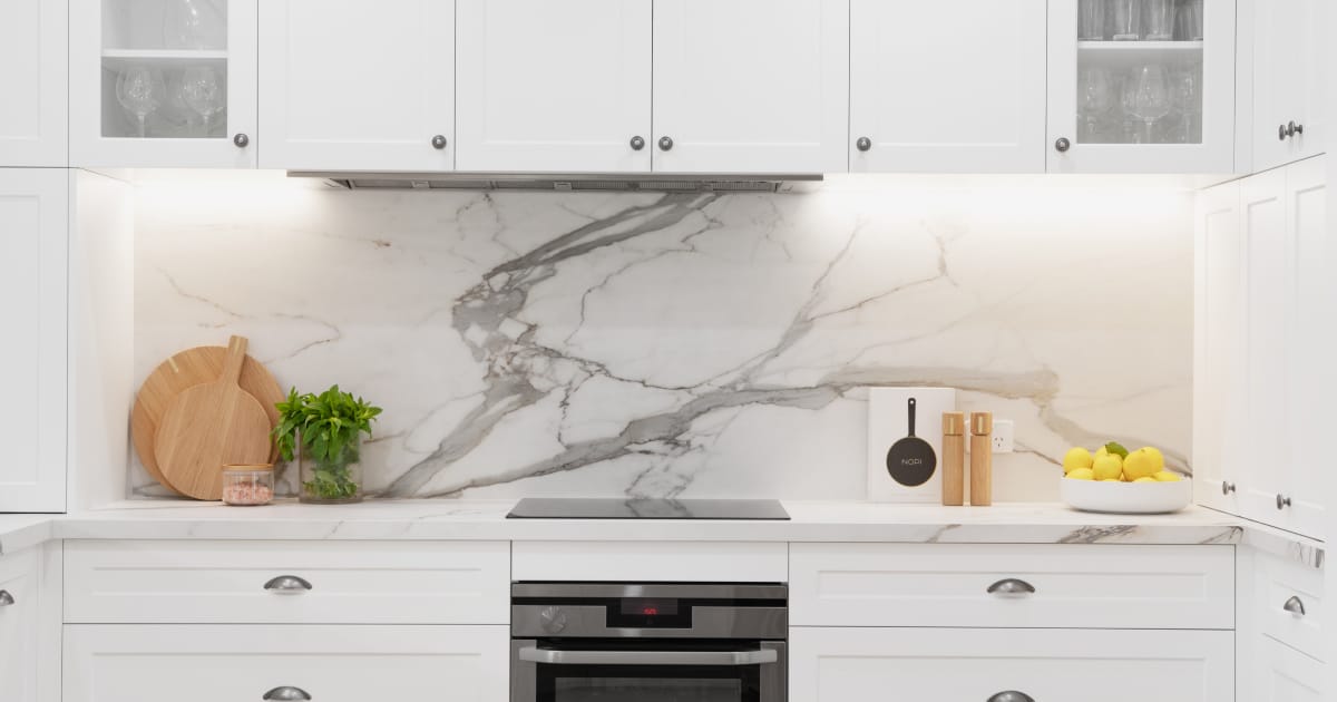 Elegant, practical marble-effect kitchen with a versatile aesthetic