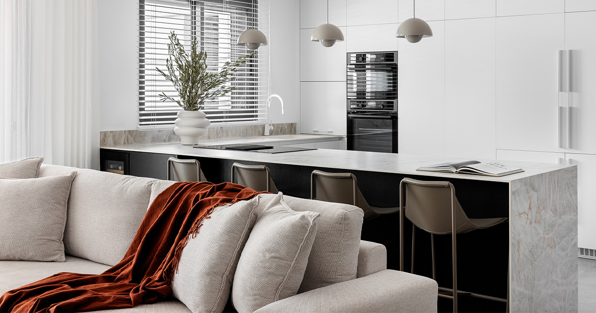Kitchen with island in Crystal White for pure simplicity