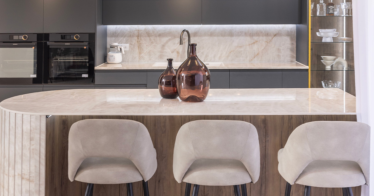 Crystal-effect porcelain stoneware kitchen for a luminous style