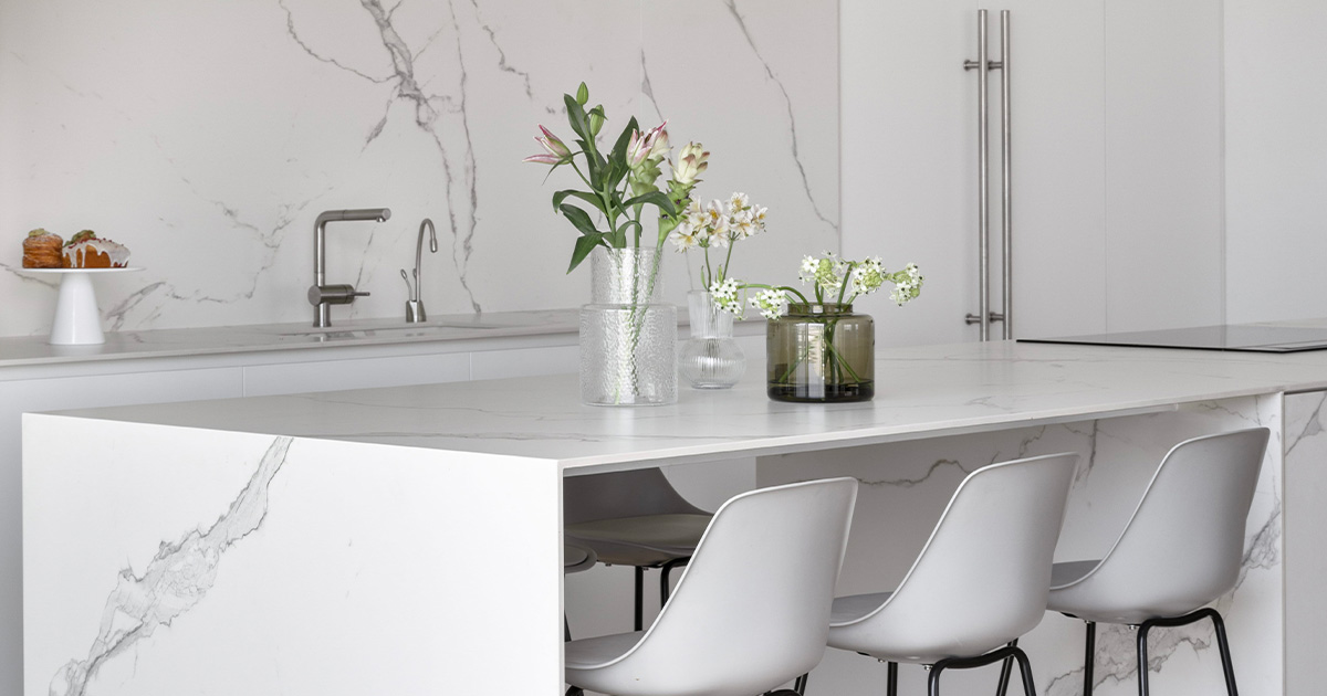Open space moderne avec effet marbre pour un minimalisme sophistiqué